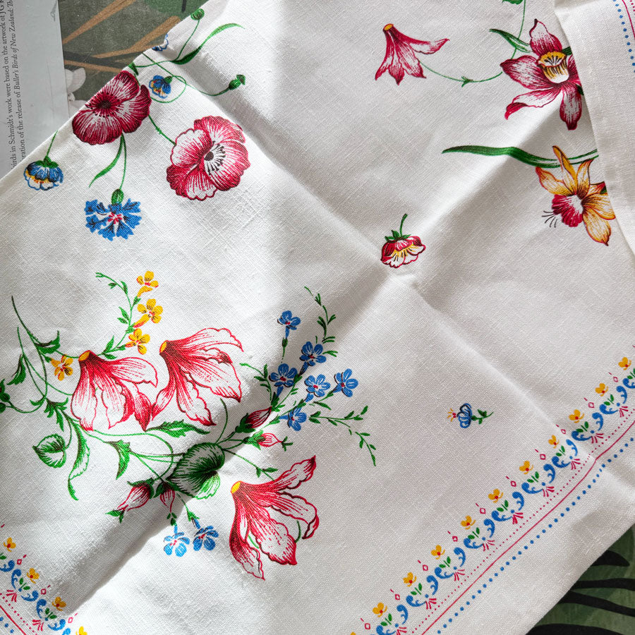 Pretty summer tablecloth – Mount Vic and Me